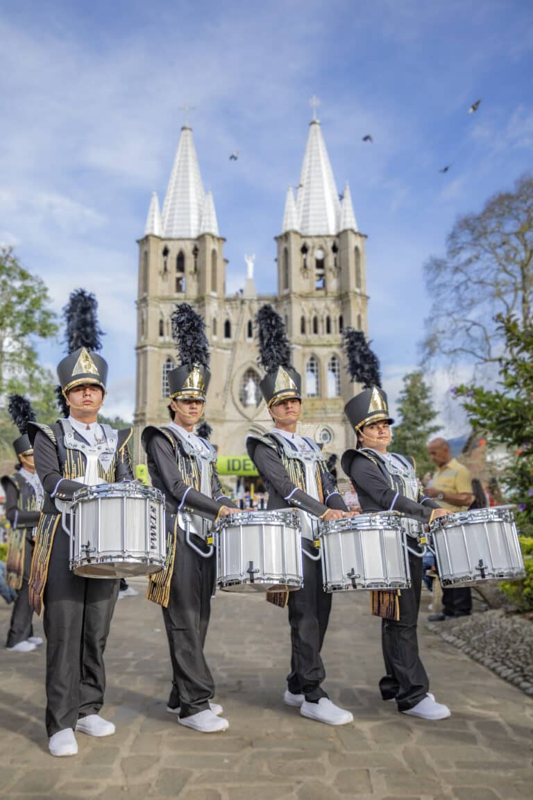 Resuenan nuevos bombos, redoblantes y platillos con melodías que hacen ...